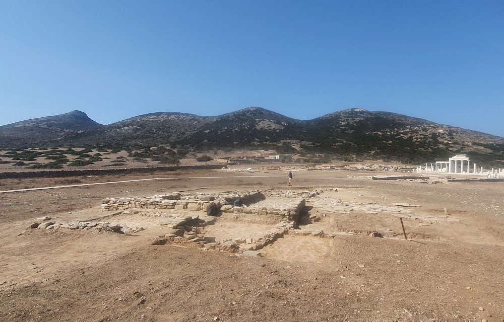Despotiko - Statue referring to the "Kritios Boy" and a new four-room ...